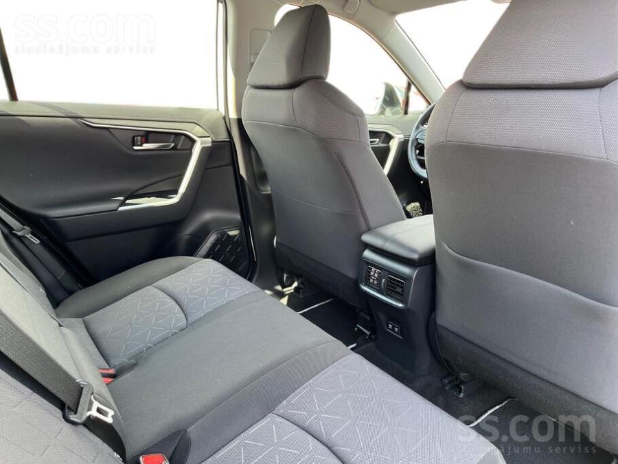 White Toyota RAV4 2020 in Riga, with an engine capacity of 2.50 L and mileage of 68 thousand km for 27990 €, photo 8 on AUTOMOTO.COM.LV
