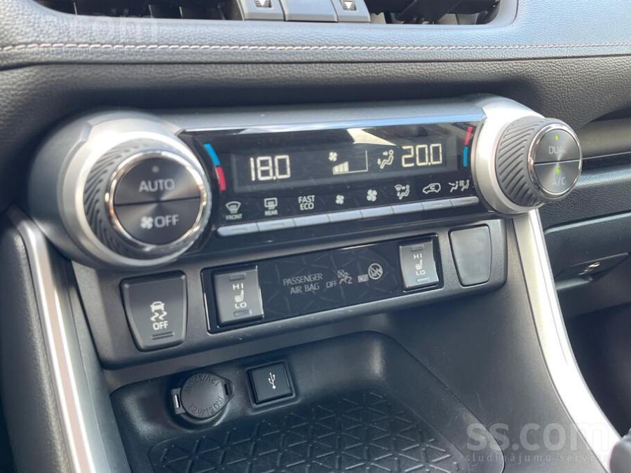 White Toyota RAV4 2020 in Riga, with an engine capacity of 2.50 L and mileage of 68 thousand km for 27990 €, photo 16 on AUTOMOTO.COM.LV