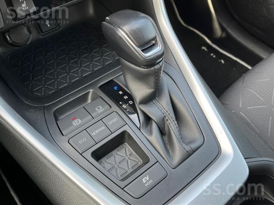 White Toyota RAV4 2020 in Riga, with an engine capacity of 2.50 L and mileage of 68 thousand km for 27990 €, photo 17 on AUTOMOTO.COM.LV
