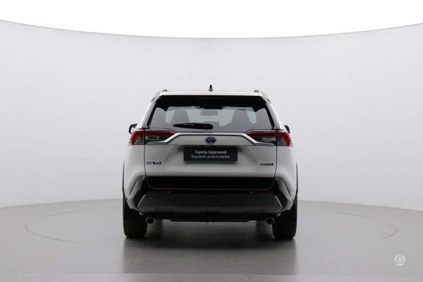 White Toyota RAV4 2020 in Vilnius, with an engine capacity of 2.49 L and mileage of 116 thousand km for 29990 €, photo 4 on AUTOMOTO.COM.LV
