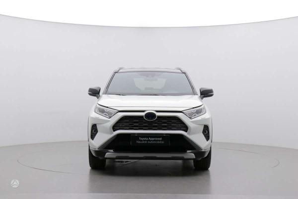 White Toyota RAV4 2020 in Vilnius, with an engine capacity of 2.49 L and mileage of 116 thousand km for 29990 €, photo 5 on AUTOMOTO.COM.LV