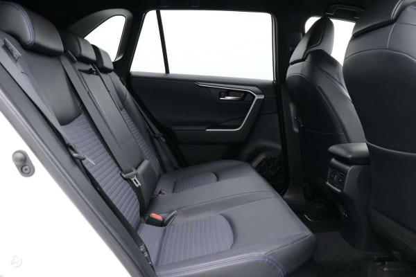 White Toyota RAV4 2020 in Vilnius, with an engine capacity of 2.49 L and mileage of 116 thousand km for 29990 €, photo 9 on AUTOMOTO.COM.LV