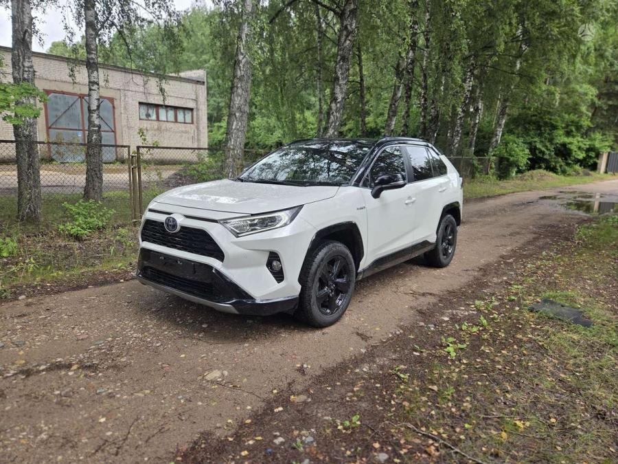 Balts Toyota RAV4 2020 Prienai, ar dzinēja tilpumu 2.49 L un nobraukumu 98 tūkst. km par 25500 €, foto 1 vietnē AUTOMOTO.COM.LV