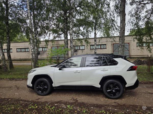 Balts Toyota RAV4 2020 Prienai, ar dzinēja tilpumu 2.49 L un nobraukumu 98 tūkst. km par 25500 €, foto 3 vietnē AUTOMOTO.COM.LV