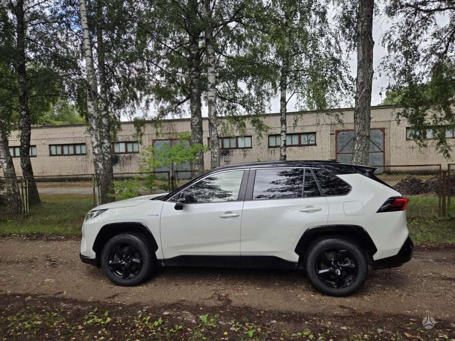 Balts Toyota RAV4 2020 Prienai, ar dzinēja tilpumu 2.49 L un nobraukumu 98 tūkst. km par 25500 €, foto 4 vietnē AUTOMOTO.COM.LV
