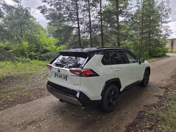 Balts Toyota RAV4 2020 Prienai, ar dzinēja tilpumu 2.49 L un nobraukumu 98 tūkst. km par 25500 €, foto 4 vietnē AUTOMOTO.COM.LV