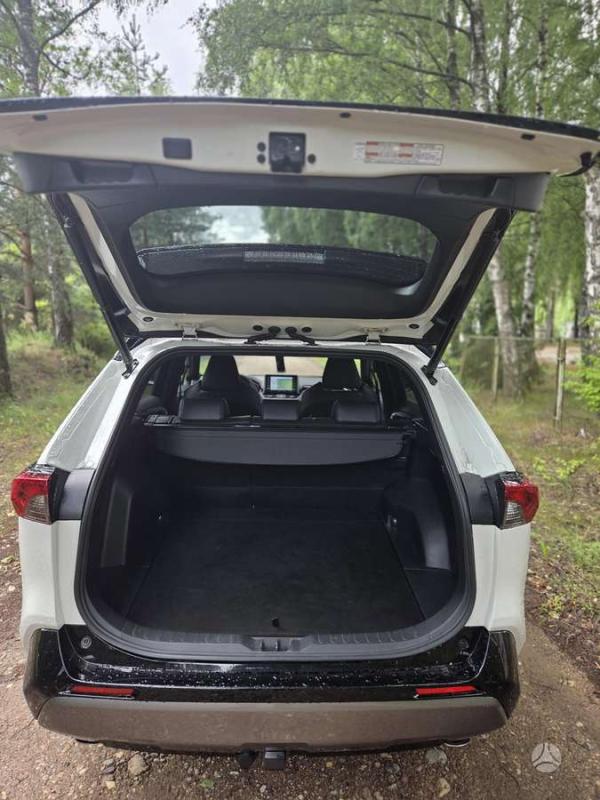 Balts Toyota RAV4 2020 Prienai, ar dzinēja tilpumu 2.49 L un nobraukumu 98 tūkst. km par 25500 €, foto 5 vietnē AUTOMOTO.COM.LV