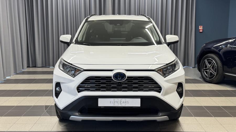 White Toyota RAV4 2020 in Riga, with an engine capacity of 2.50 L and mileage of 61 thousand km for 25490 €, photo 1 on AUTOMOTO.COM.LV