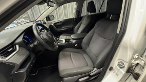 White Toyota RAV4 2020 in Riga, with an engine capacity of 2.50 L and mileage of 61 thousand km for 25490 €, photo 16 on AUTOMOTO.COM.LV