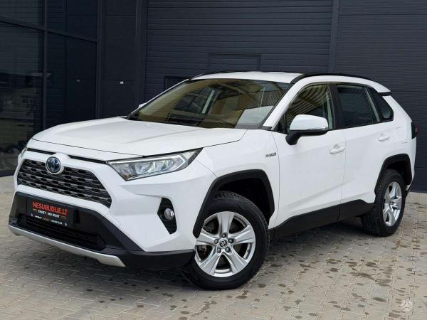 White Toyota RAV4 2020 in Vilnius, with an engine capacity of 2.49 L and mileage of 84 thousand km for 24777 €, photo 1 on AUTOMOTO.COM.LV