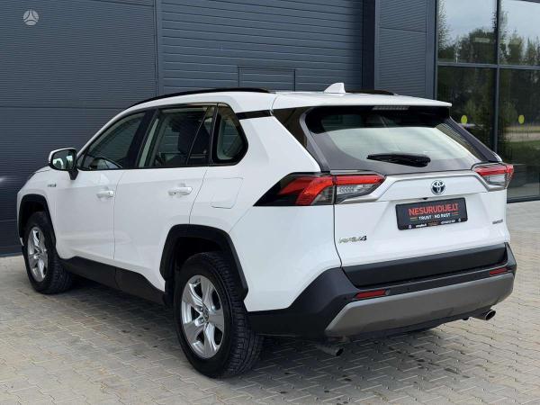 White Toyota RAV4 2020 in Vilnius, with an engine capacity of 2.49 L and mileage of 84 thousand km for 24777 €, photo 3 on AUTOMOTO.COM.LV