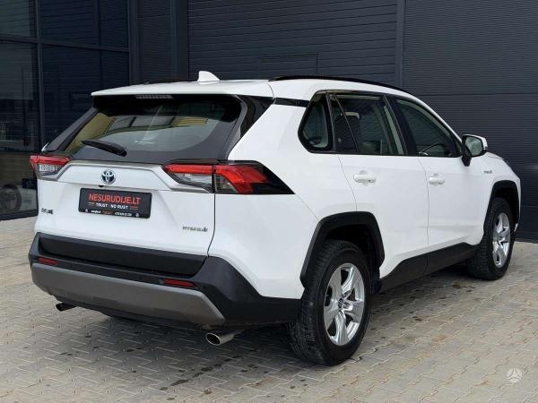 White Toyota RAV4 2020 in Vilnius, with an engine capacity of 2.49 L and mileage of 84 thousand km for 24777 €, photo 4 on AUTOMOTO.COM.LV