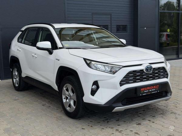 White Toyota RAV4 2020 in Vilnius, with an engine capacity of 2.49 L and mileage of 84 thousand km for 24777 €, photo 5 on AUTOMOTO.COM.LV
