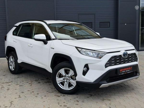 White Toyota RAV4 2020 in Vilnius, with an engine capacity of 2.49 L and mileage of 84 thousand km for 24777 €, photo 6 on AUTOMOTO.COM.LV