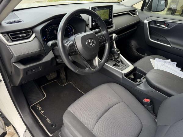 White Toyota RAV4 2020 in Vilnius, with an engine capacity of 2.49 L and mileage of 84 thousand km for 24777 €, photo 7 on AUTOMOTO.COM.LV