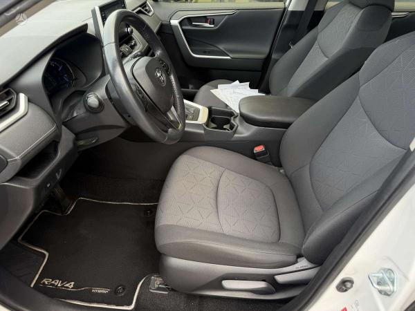 White Toyota RAV4 2020 in Vilnius, with an engine capacity of 2.49 L and mileage of 84 thousand km for 24777 €, photo 8 on AUTOMOTO.COM.LV