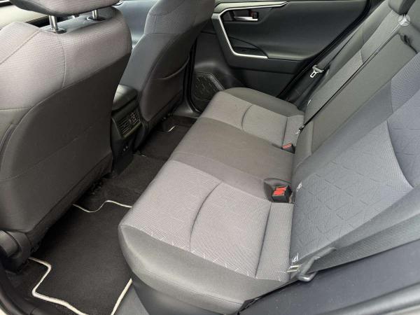 White Toyota RAV4 2020 in Vilnius, with an engine capacity of 2.49 L and mileage of 84 thousand km for 24777 €, photo 10 on AUTOMOTO.COM.LV