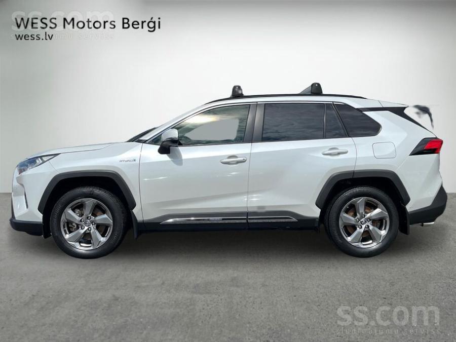 White Toyota RAV4 2020 in Riga, with an engine capacity of 2.50 L and mileage of 215 thousand km for 23990 €, photo 4 on AUTOMOTO.COM.LV