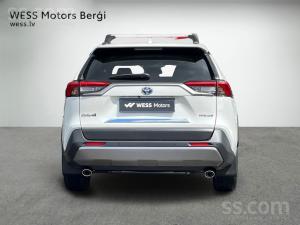 White Toyota RAV4 2020 in Riga, with an engine capacity of 2.50 L and mileage of 215 thousand km for 23990 €, photo 5 on AUTOMOTO.COM.LV