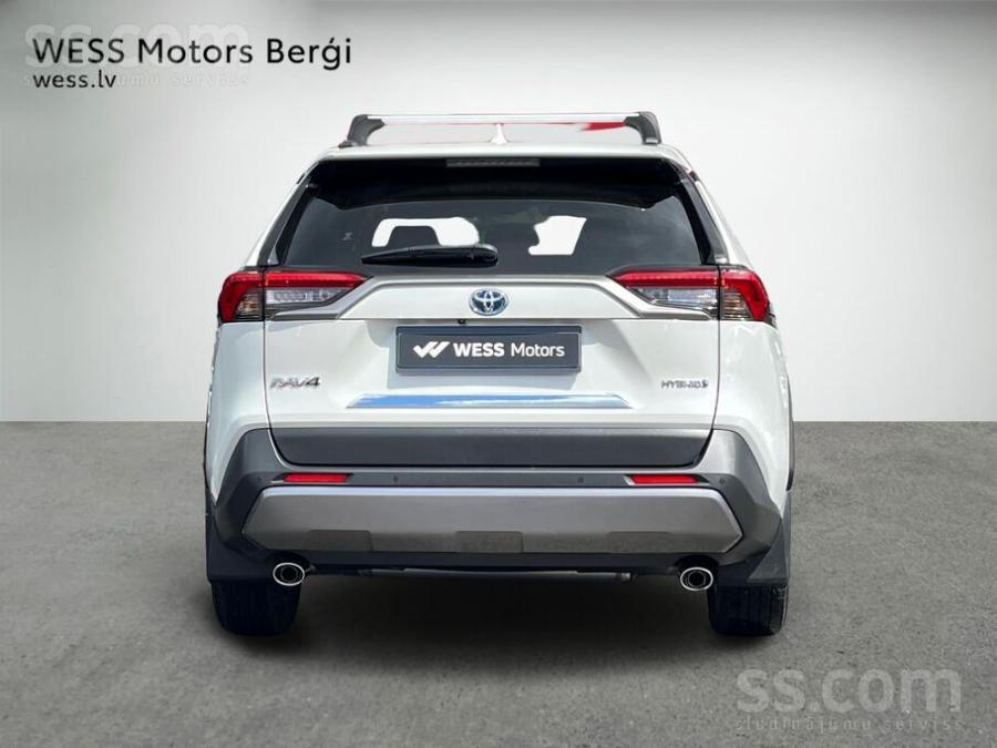 White Toyota RAV4 2020 in Riga, with an engine capacity of 2.50 L and mileage of 215 thousand km for 23990 €, photo 5 on AUTOMOTO.COM.LV