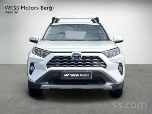 White Toyota RAV4 2020 in Riga, with an engine capacity of 2.50 L and mileage of 215 thousand km for 23990 €, photo 6 on AUTOMOTO.COM.LV
