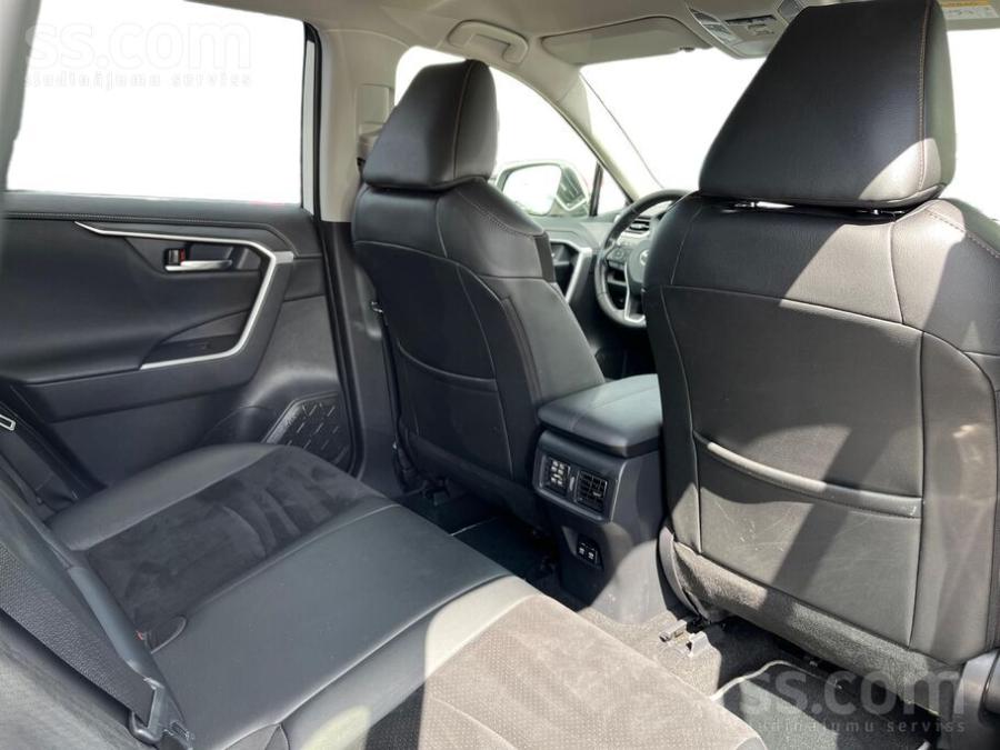 White Toyota RAV4 2020 in Riga, with an engine capacity of 2.50 L and mileage of 215 thousand km for 23990 €, photo 8 on AUTOMOTO.COM.LV