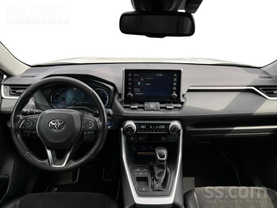 White Toyota RAV4 2020 in Riga, with an engine capacity of 2.50 L and mileage of 215 thousand km for 23990 €, photo 9 on AUTOMOTO.COM.LV