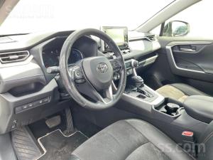 White Toyota RAV4 2020 in Riga, with an engine capacity of 2.50 L and mileage of 215 thousand km for 23990 €, photo 12 on AUTOMOTO.COM.LV