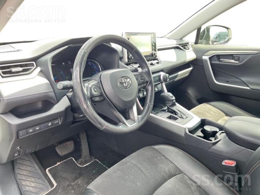 White Toyota RAV4 2020 in Riga, with an engine capacity of 2.50 L and mileage of 215 thousand km for 23990 €, photo 12 on AUTOMOTO.COM.LV