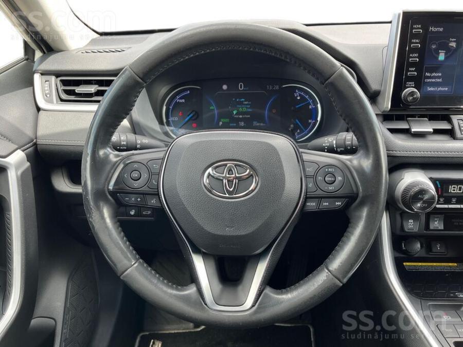 White Toyota RAV4 2020 in Riga, with an engine capacity of 2.50 L and mileage of 215 thousand km for 23990 €, photo 13 on AUTOMOTO.COM.LV