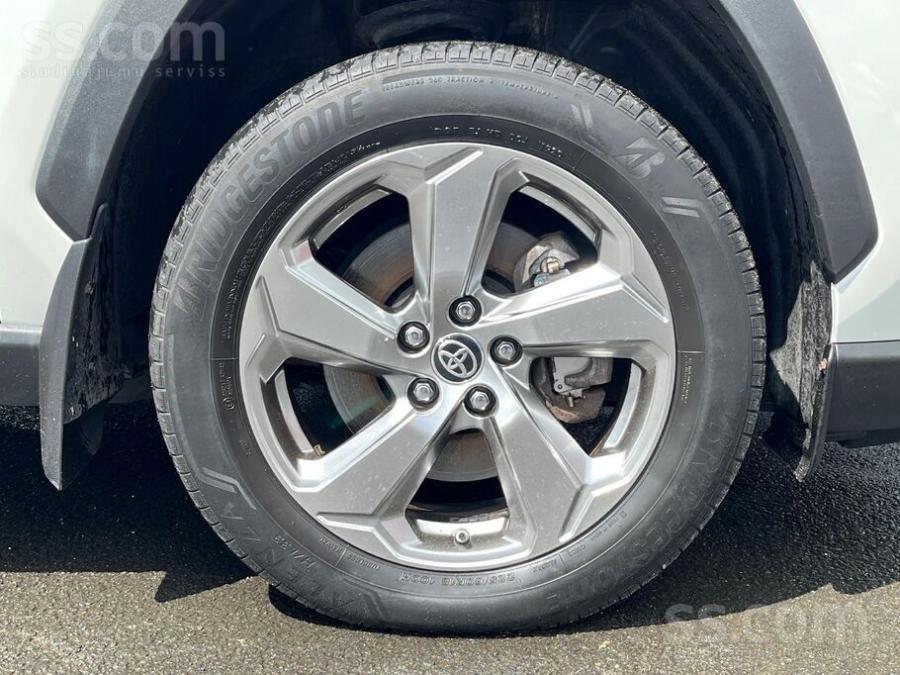 White Toyota RAV4 2020 in Riga, with an engine capacity of 2.50 L and mileage of 215 thousand km for 23990 €, photo 21 on AUTOMOTO.COM.LV