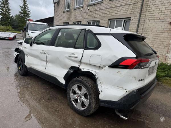 Balts Toyota RAV4 2020 Gargždai, ar dzinēja tilpumu 2.49 L un nobraukumu 153 tūkst. km par 9999 €, foto 3 vietnē AUTOMOTO.COM.LV