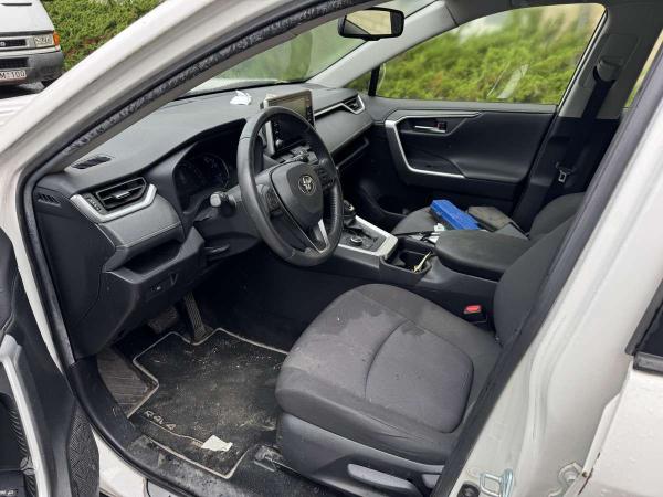 Balts Toyota RAV4 2020 Gargždai, ar dzinēja tilpumu 2.49 L un nobraukumu 153 tūkst. km par 9999 €, foto 5 vietnē AUTOMOTO.COM.LV