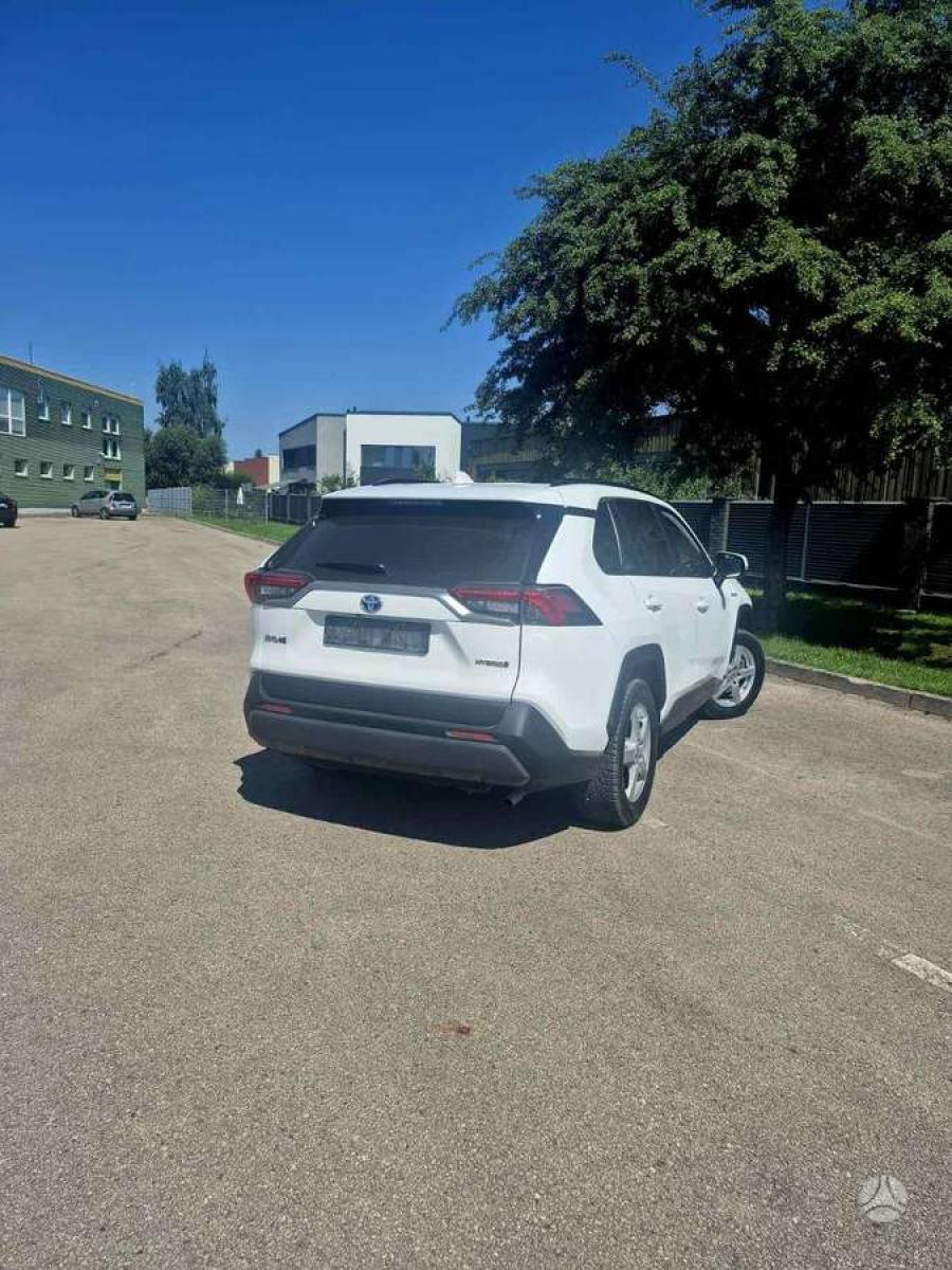 Balts Toyota RAV4 2020 Šauļi, ar dzinēja tilpumu 2.49 L un nobraukumu 178 tūkst. km par 16700 €, foto 4 vietnē AUTOMOTO.COM.LV