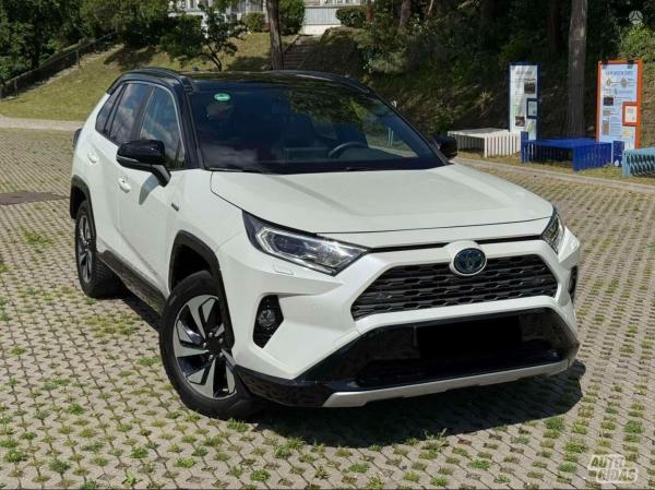White Toyota RAV4 2020 in Kaunas, with an engine capacity of 2.50 L and mileage of 143 thousand km for 27950 €, photo 1 on AUTOMOTO.COM.LV