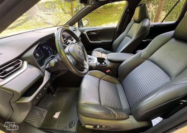 White Toyota RAV4 2020 in Kaunas, with an engine capacity of 2.50 L and mileage of 143 thousand km for 27950 €, photo 11 on AUTOMOTO.COM.LV