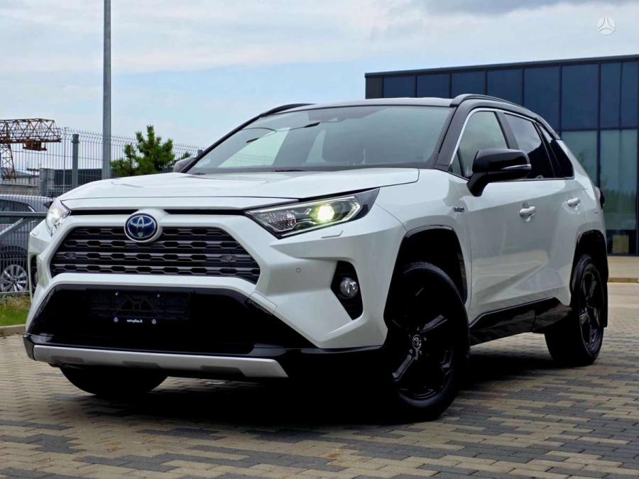 White Toyota RAV4 2020 in Siauliai, with an engine capacity of 2.50 L and mileage of 230 thousand km for 22400 €, photo 1 on AUTOMOTO.COM.LV