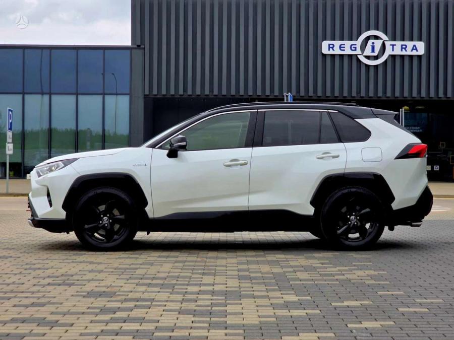 White Toyota RAV4 2020 in Siauliai, with an engine capacity of 2.50 L and mileage of 230 thousand km for 22400 €, photo 3 on AUTOMOTO.COM.LV