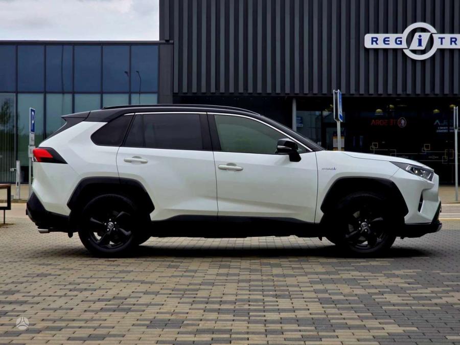 White Toyota RAV4 2020 in Siauliai, with an engine capacity of 2.50 L and mileage of 230 thousand km for 22400 €, photo 4 on AUTOMOTO.COM.LV