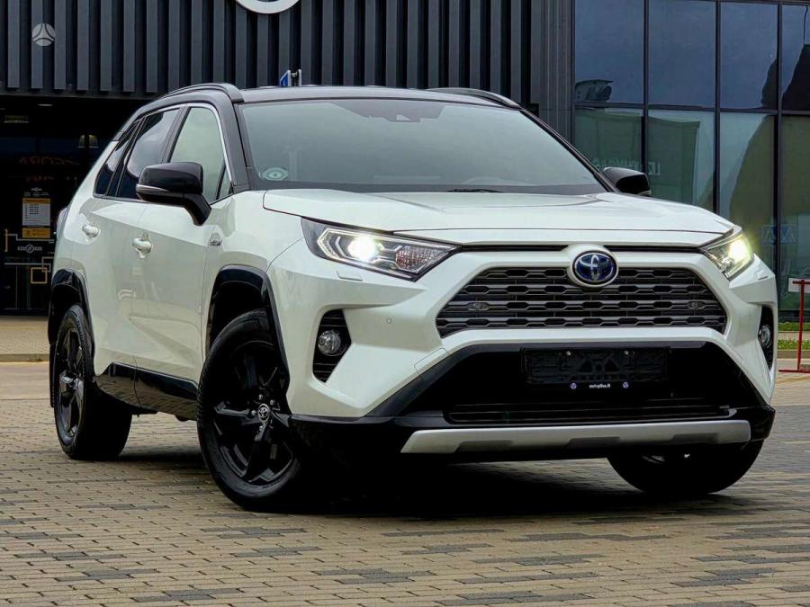 White Toyota RAV4 2020 in Siauliai, with an engine capacity of 2.50 L and mileage of 230 thousand km for 22400 €, photo 6 on AUTOMOTO.COM.LV