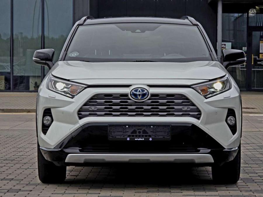 White Toyota RAV4 2020 in Siauliai, with an engine capacity of 2.50 L and mileage of 230 thousand km for 22400 €, photo 10 on AUTOMOTO.COM.LV