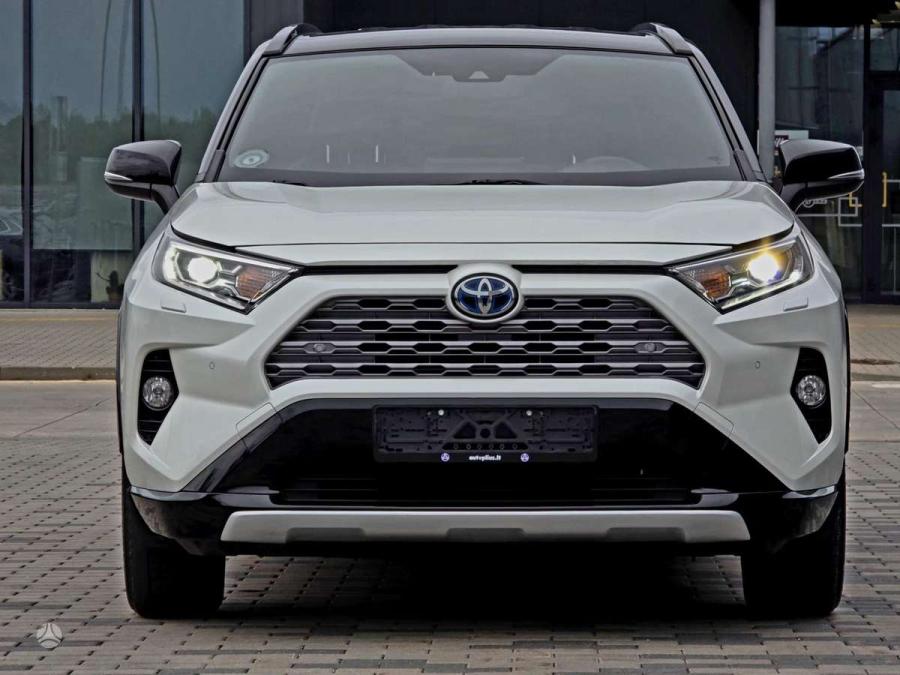White Toyota RAV4 2020 in Siauliai, with an engine capacity of 2.50 L and mileage of 230 thousand km for 22400 €, photo 11 on AUTOMOTO.COM.LV