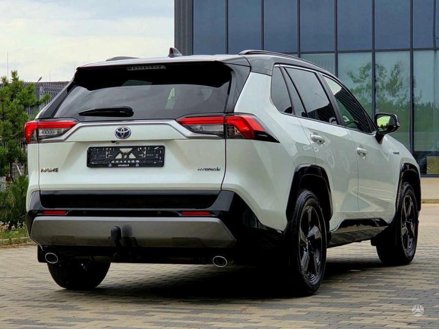 White Toyota RAV4 2020 in Siauliai, with an engine capacity of 2.50 L and mileage of 230 thousand km for 22400 €, photo 15 on AUTOMOTO.COM.LV
