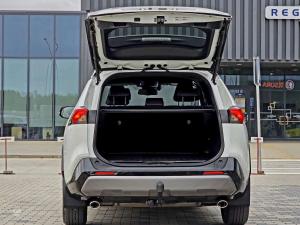 White Toyota RAV4 2020 in Siauliai, with an engine capacity of 2.50 L and mileage of 230 thousand km for 22400 €, photo 17 on AUTOMOTO.COM.LV