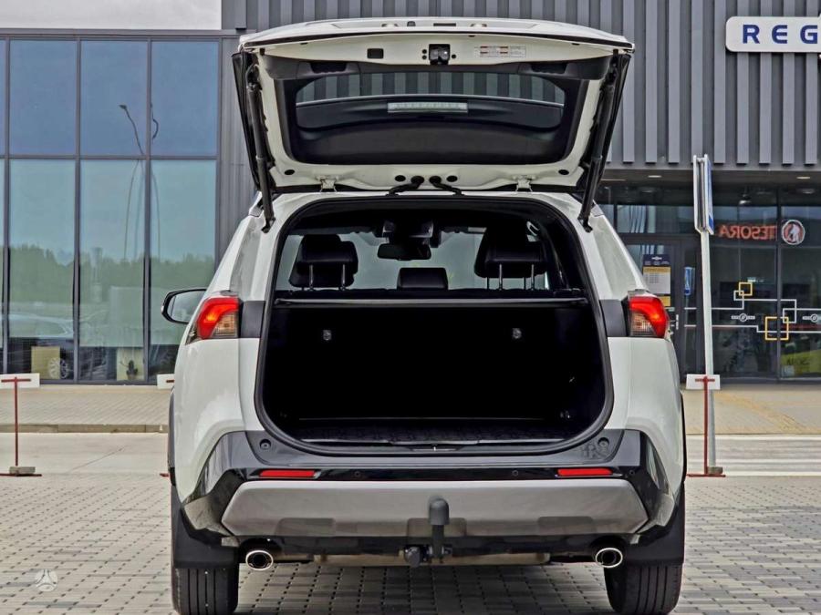 White Toyota RAV4 2020 in Siauliai, with an engine capacity of 2.50 L and mileage of 230 thousand km for 22400 €, photo 17 on AUTOMOTO.COM.LV