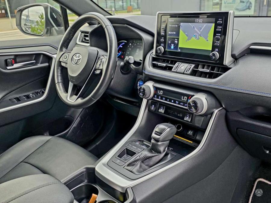 White Toyota RAV4 2020 in Siauliai, with an engine capacity of 2.50 L and mileage of 230 thousand km for 22400 €, photo 23 on AUTOMOTO.COM.LV