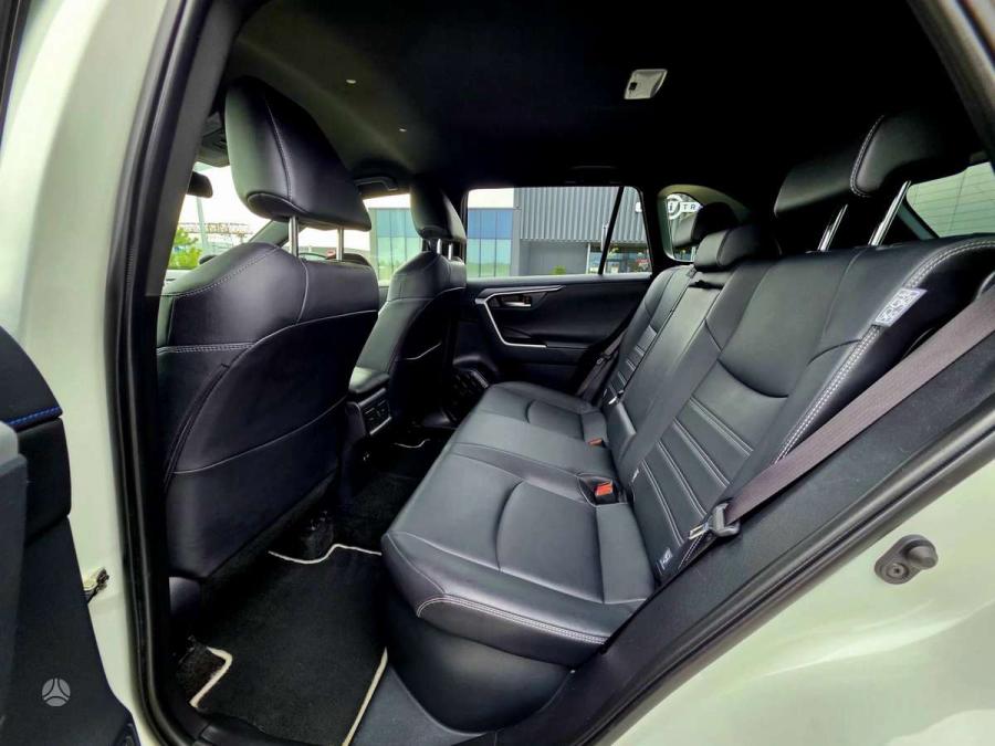 White Toyota RAV4 2020 in Siauliai, with an engine capacity of 2.50 L and mileage of 230 thousand km for 22400 €, photo 29 on AUTOMOTO.COM.LV