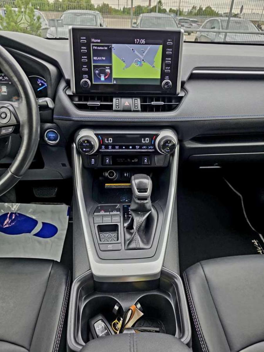 White Toyota RAV4 2020 in Siauliai, with an engine capacity of 2.50 L and mileage of 230 thousand km for 22400 €, photo 31 on AUTOMOTO.COM.LV