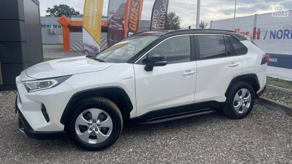 White Toyota RAV4 2020 in Marijampole, with an engine capacity of 2.50 L and mileage of 206 thousand km for 21700 €, photo 4 on AUTOMOTO.COM.LV