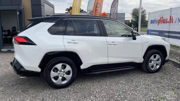 White Toyota RAV4 2020 in Marijampole, with an engine capacity of 2.50 L and mileage of 206 thousand km for 21700 €, photo 5 on AUTOMOTO.COM.LV